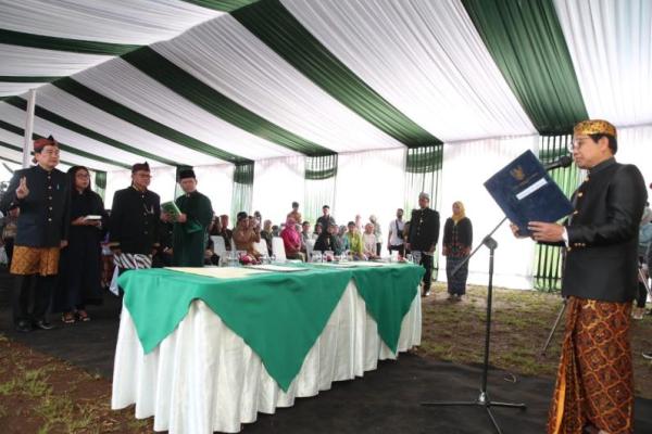 Gus Halim Lantik Dua Pejabat Eselon I Kemendes PDTT di Lapangan Desa Gus Halim Lantik Dua Pejabat Eselon I Kemendes PDTT di Lapangan Desa