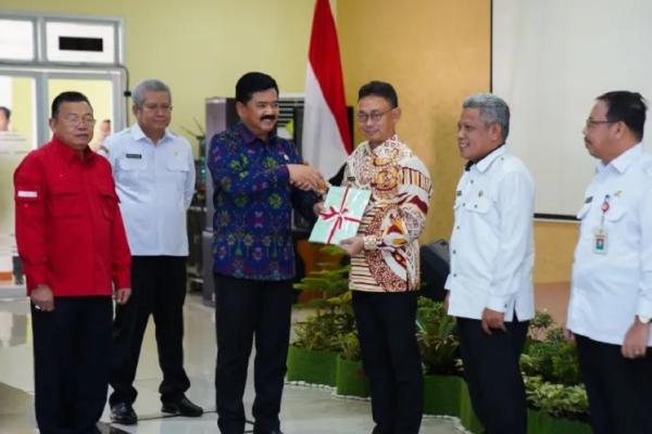 Menteri Hadi Serahkan Tujuh Sertifikat Hak Pakai Aset Ke Wali Kota