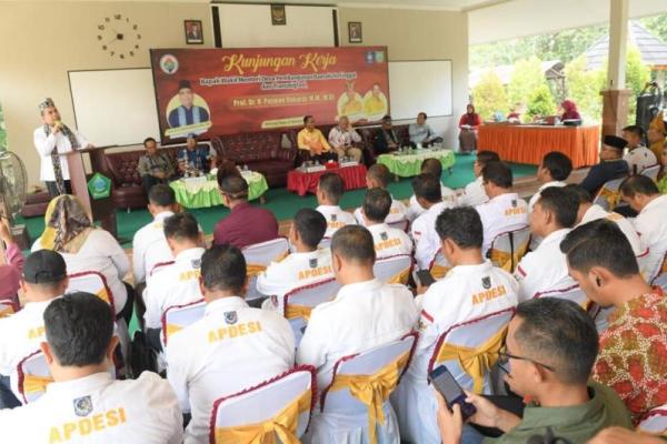 Wamendes Paiman Ajak Kades Terus Konsisten Kelola Inovasi BUM Desa Wamendes Paiman Ajak Kades Terus Konsisten Kelola Inovasi BUM Desa