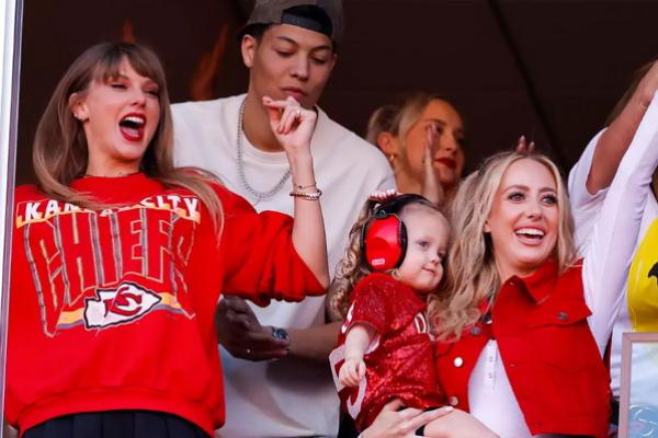 Chiefs Menang Keempat Kalinya, Taylor Swift dan Travis Kelce Tambah Mesra Chiefs Menang Keempat Kalinya, Taylor Swift dan Travis Kelce Tambah Mesra