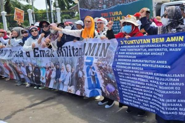 Geruduk Gedung DPR, BEM AMIN Desak Hak Angket Disegerakan Geruduk Gedung DPR, BEM AMIN Desak Hak Angket Disegerakan